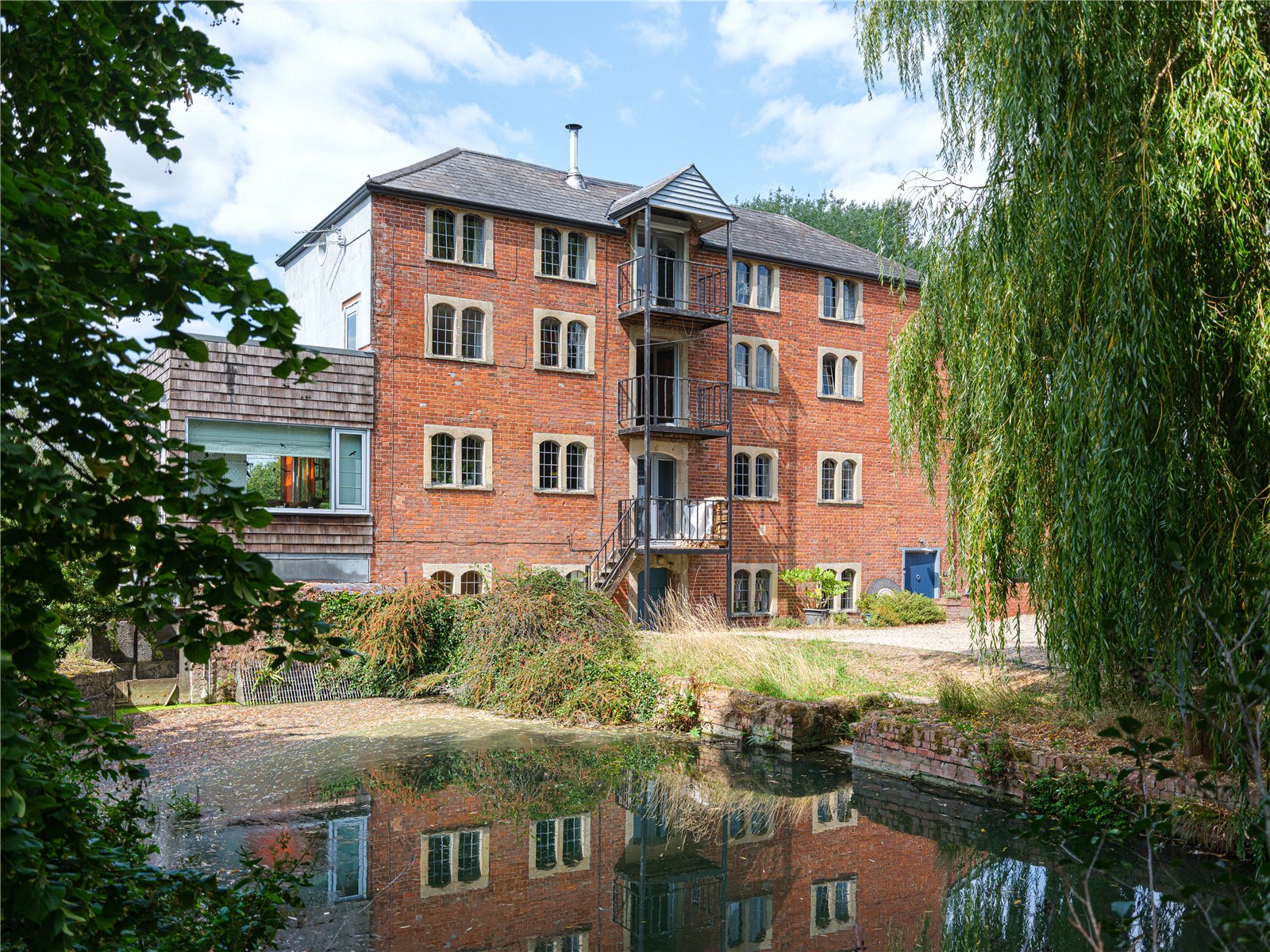 Detached House for sale with 5 bedrooms, Mill Road, Worton | Fine & Country