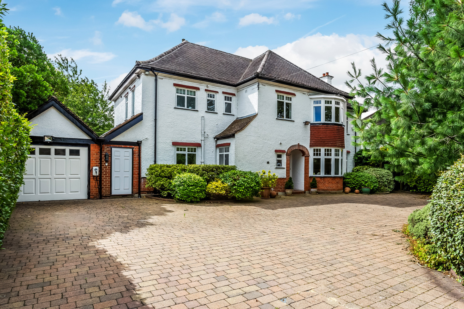 Detached House for sale with 5 bedrooms, High View, Cheam | Fine & Country