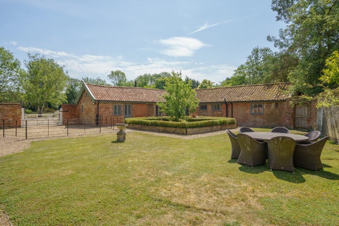 Detached House for sale with 7 bedrooms, Saxlingham Nethergate | Fine ...