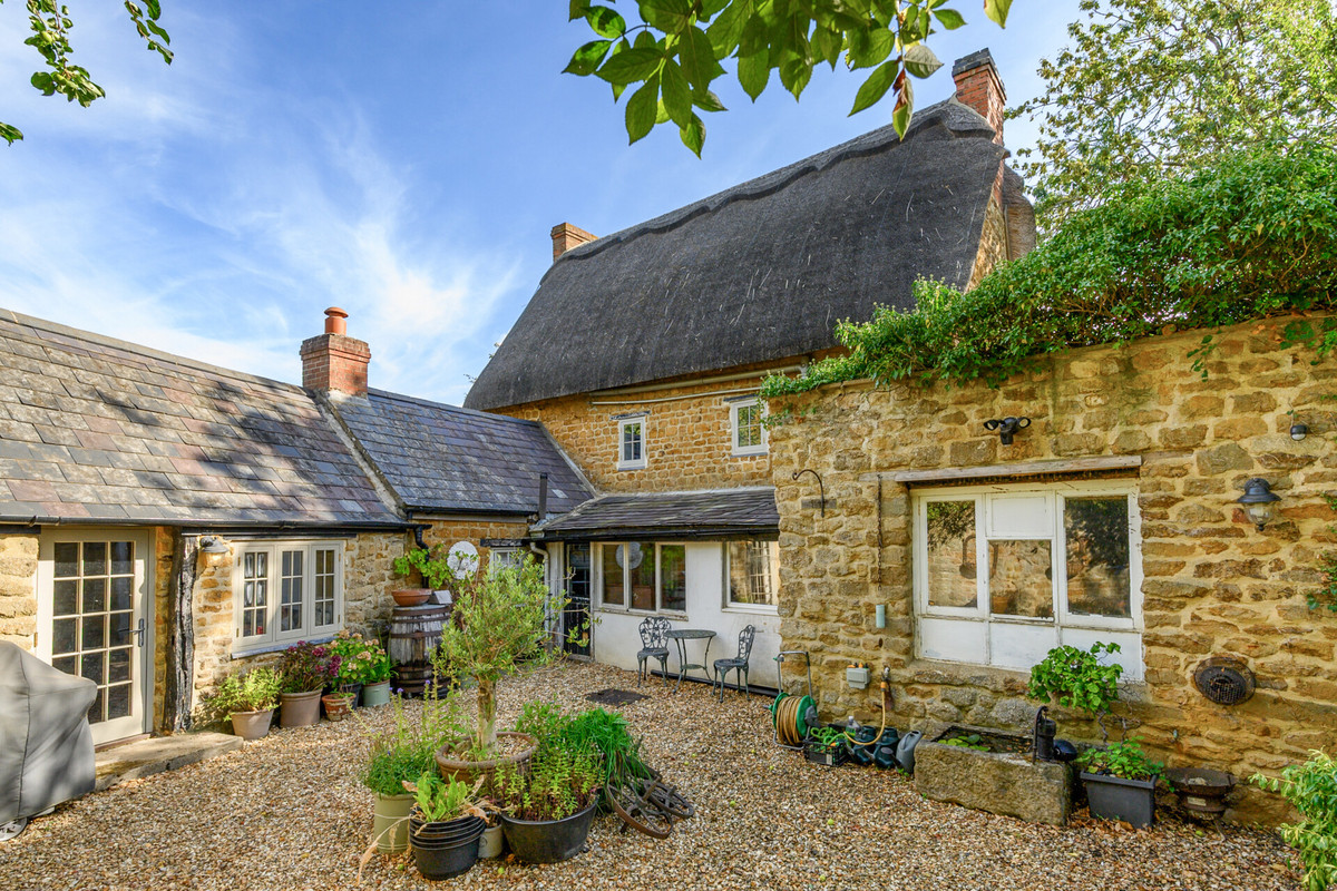 Cottage for sale with 4 bedrooms, Stratford Road Wroxton Banbury ...