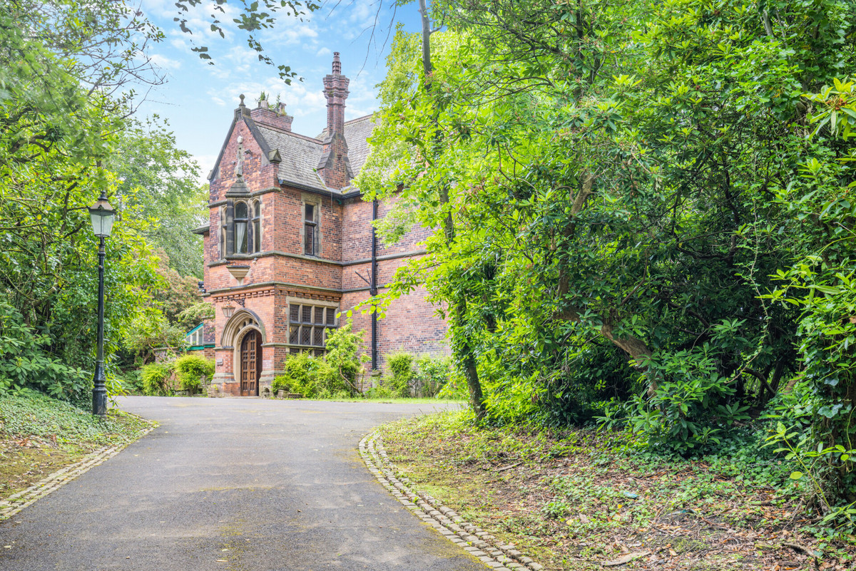 Detached House for sale with 11 bedrooms, Wakefield Road Stalybridge ...