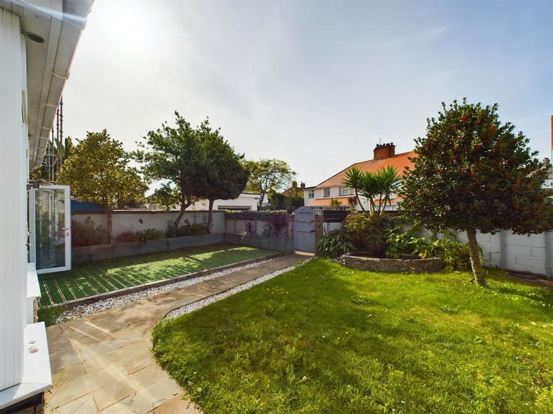 Semi-Detached House for sale with 5 bedrooms, 4 Bedroom House + self ...
