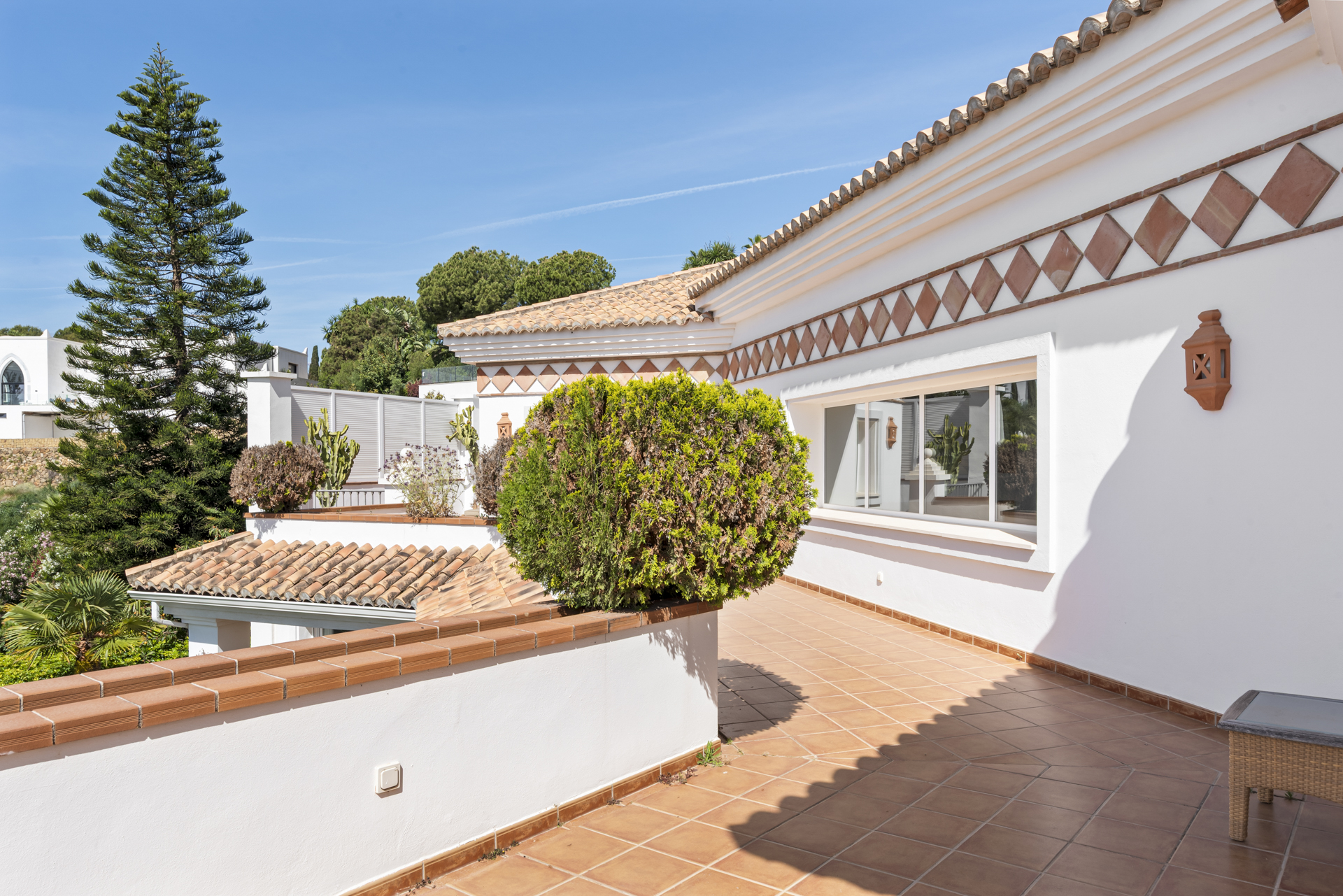 Villa for sale with 6 bedrooms, El Paraiso Alto, Benahavis | Fine & Country